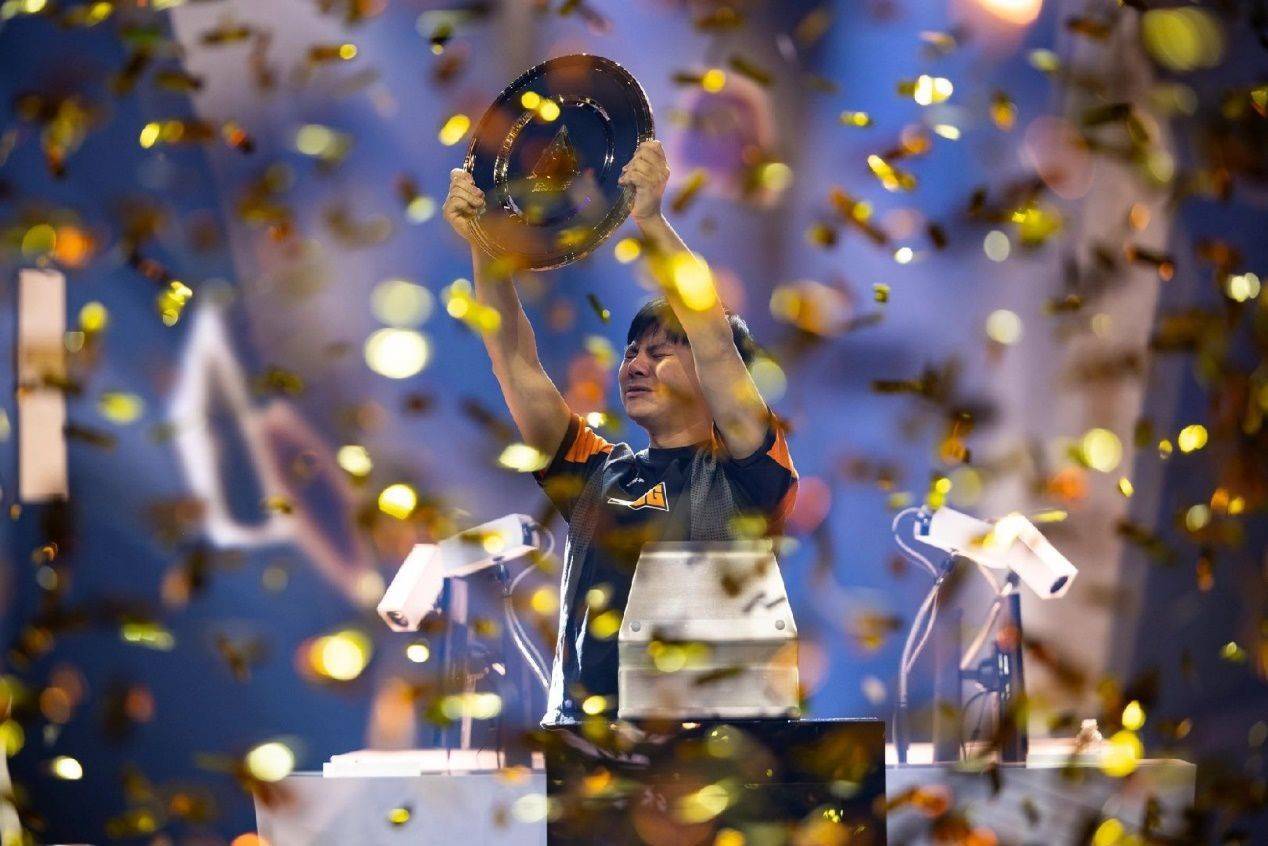 EWC电竞世界杯，“小孩”勇夺《街霸6》冠军！_游戏大杂烩|游民星空